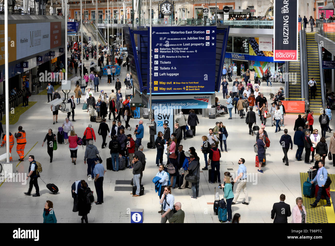 City everyday lifestyle at The Waterloo Station Concourse, Waterloo ...