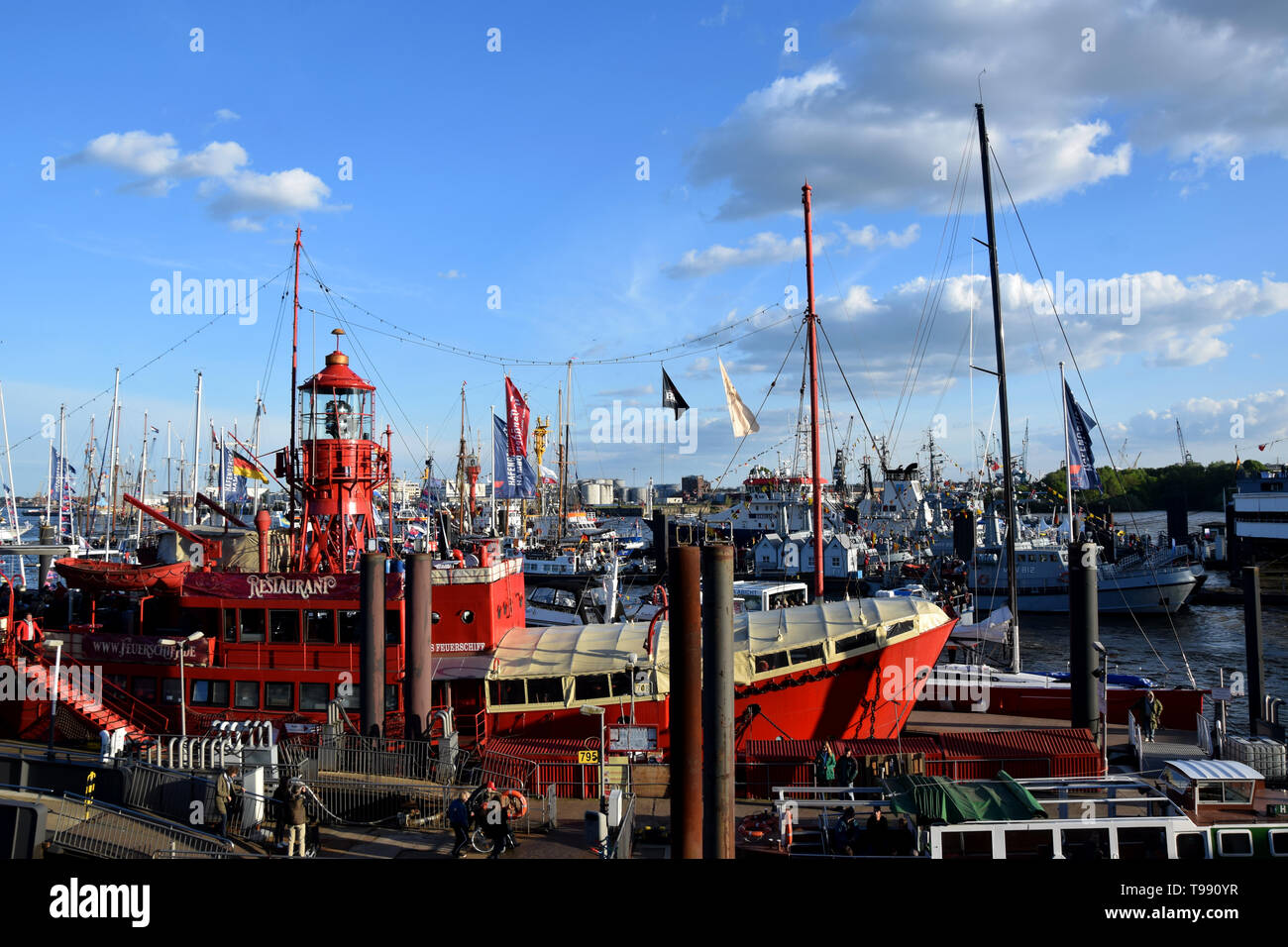 Boats at the St. Pauli-Landungsbrücken, Hafengeburtstag, Hamburg Stock ...
