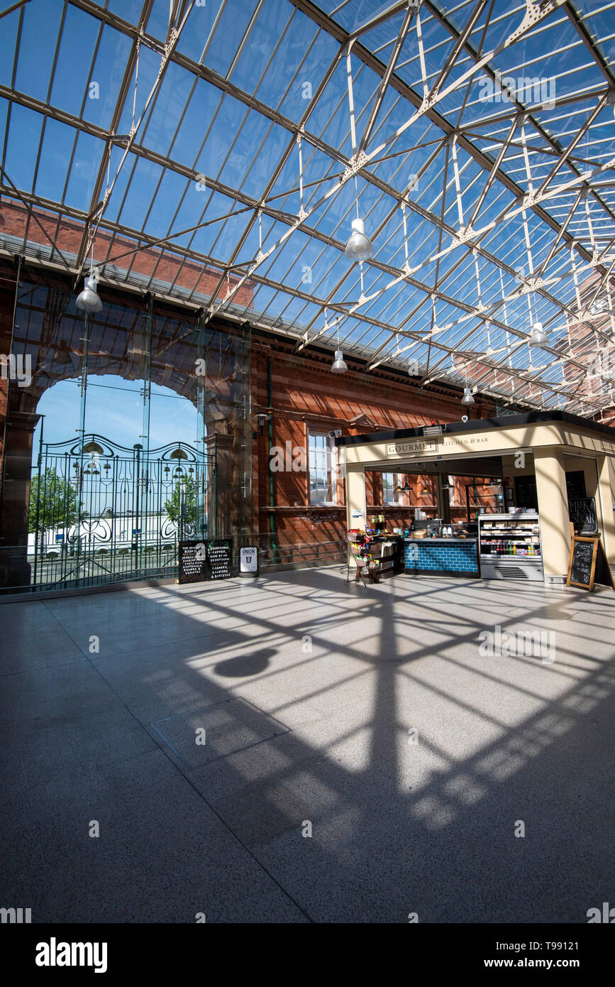 Glass roof inside interior rail hi-res stock photography and images - Alamy