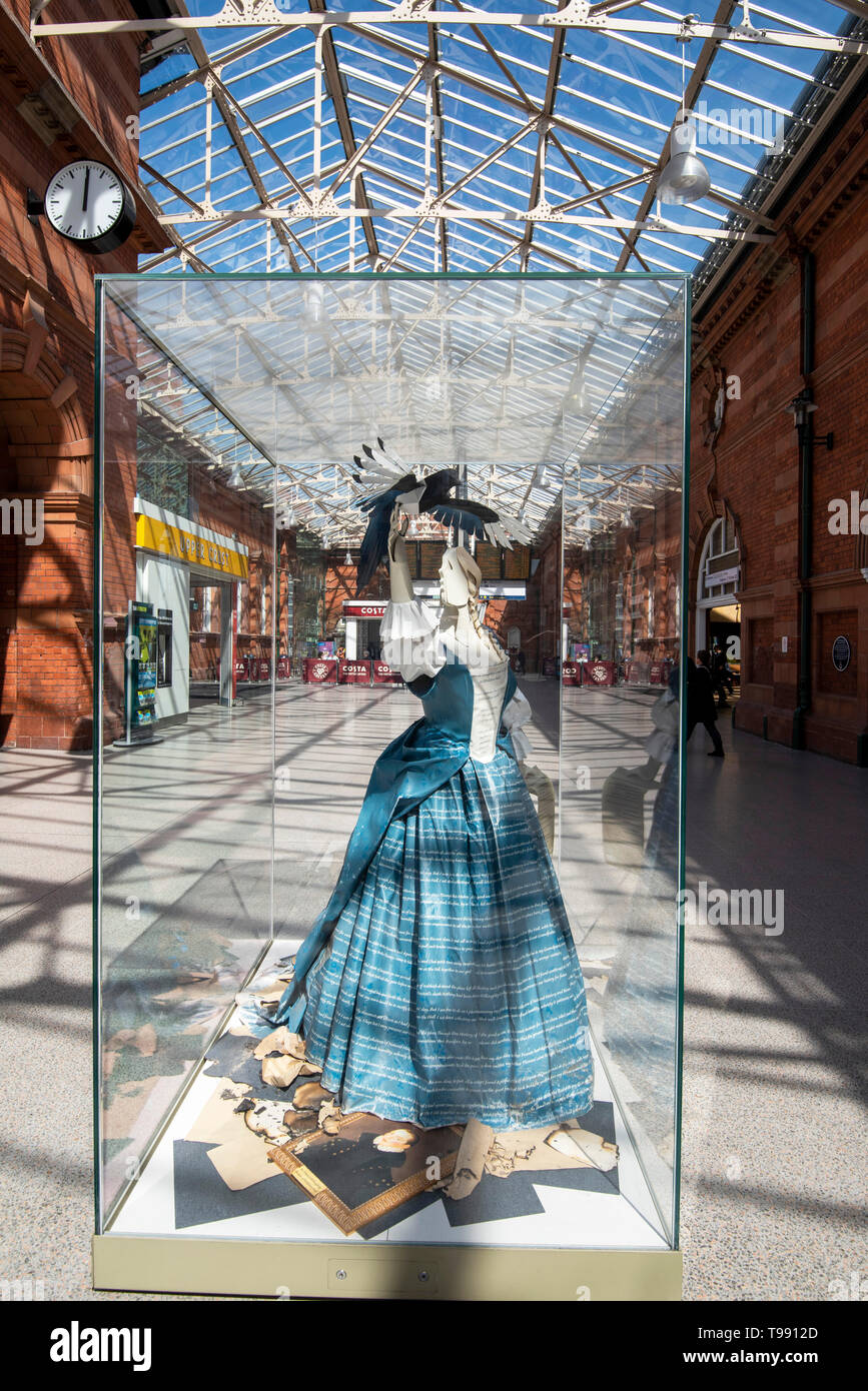 Inside the Railway Station in Nottingham City, Nottinghamshire England ...