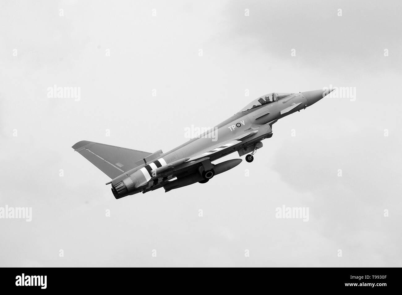 Raf eurofighter typhoon jet fighter Black and White Stock Photos ...