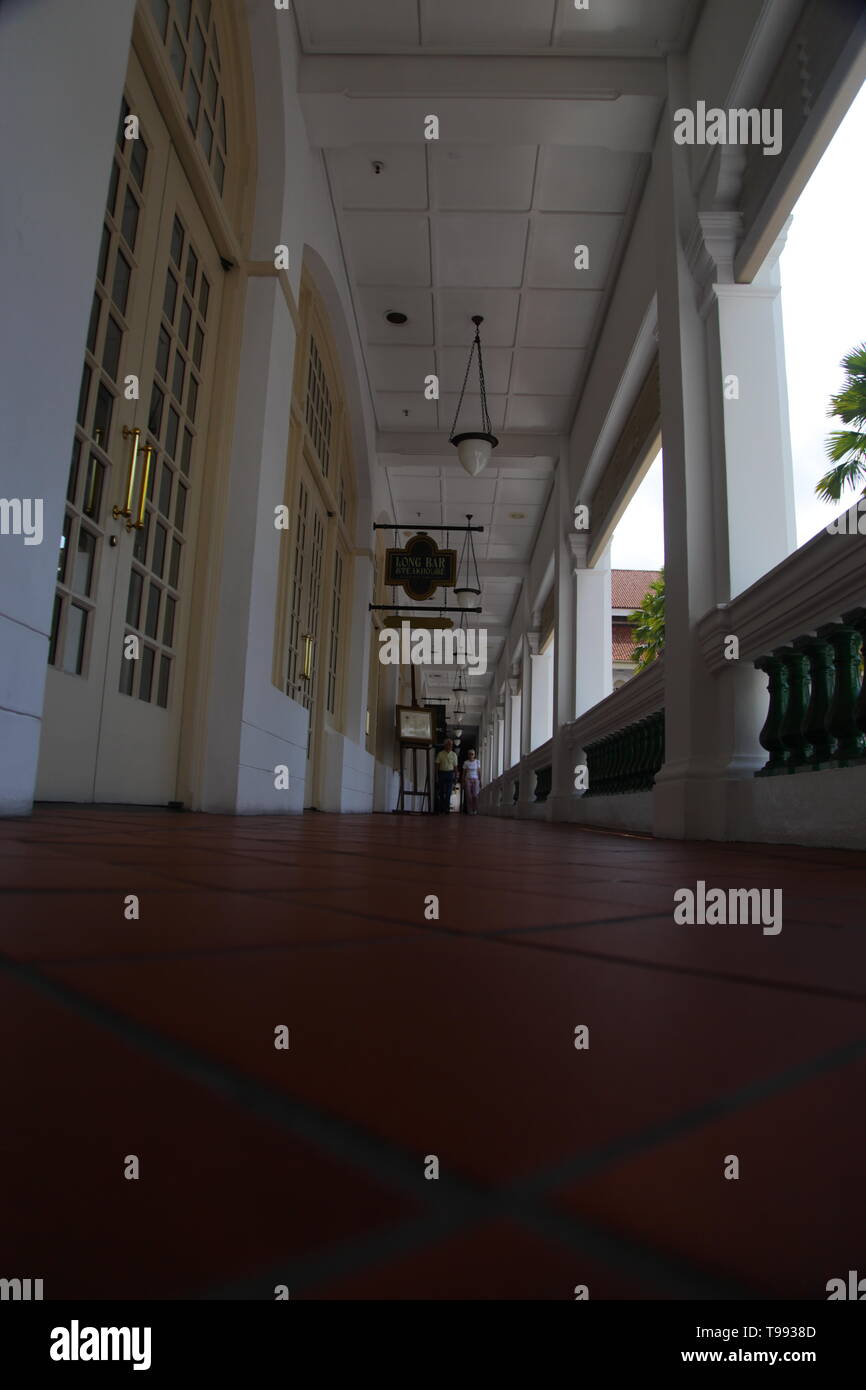 Raffles hotel singapore pool hi-res stock photography and images - Alamy