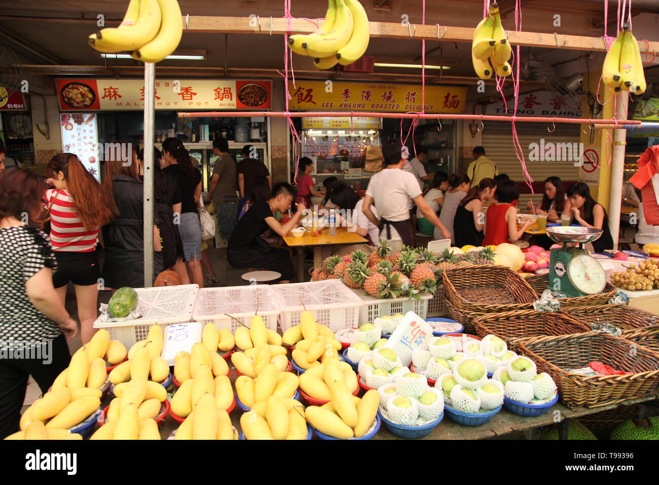 Chinatown food complex singapore hi-res stock photography and images ...