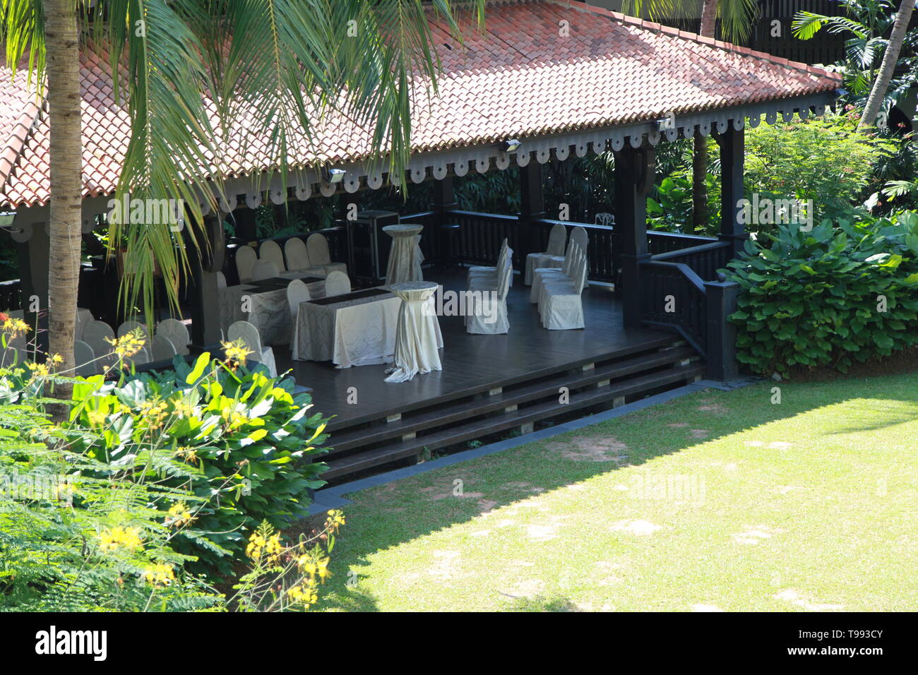 Raffles hotel singapore pool hi-res stock photography and images - Alamy