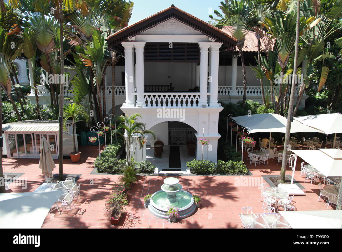 Raffles hotel singapore pool hi-res stock photography and images - Alamy