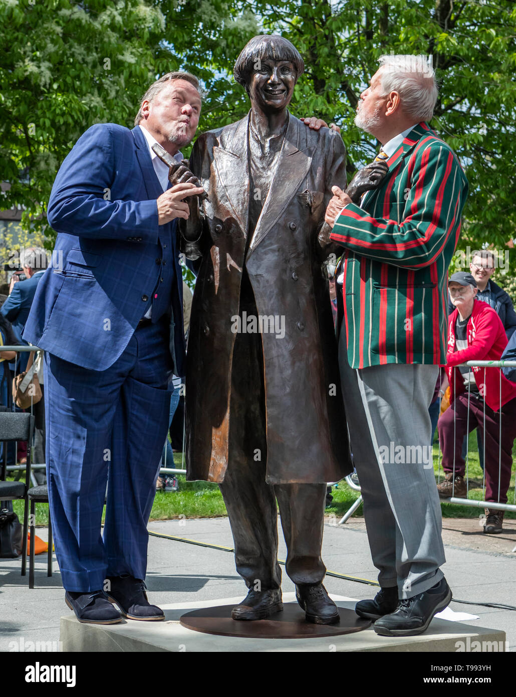 A life-size bronze statue of the late comedian, writer and actor ...