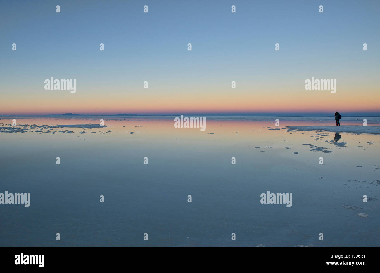 Sunset reflections on the vast salt flat of Salar de Uyuni, Bolivia ...