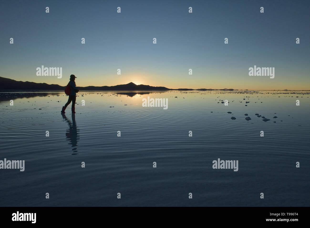 Sunset reflections on the vast salt flat of Salar de Uyuni, Bolivia ...