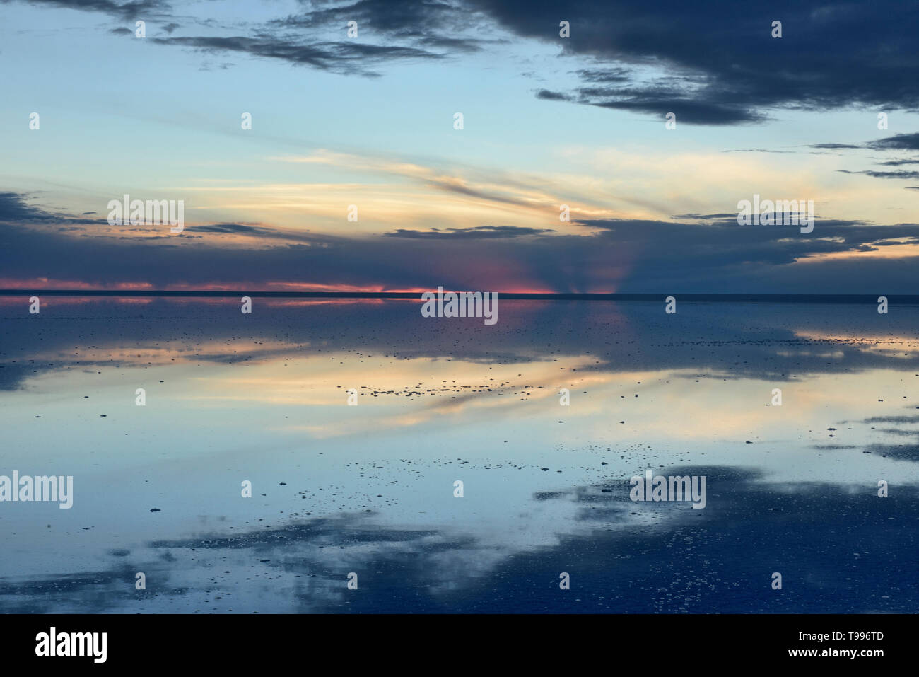 Sunset reflections on the vast salt flat of Salar de Uyuni, Bolivia ...