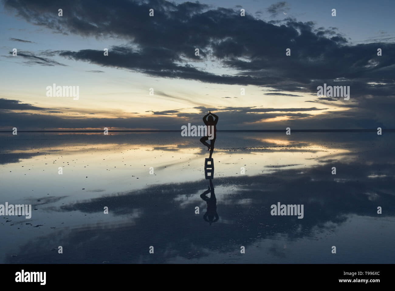 Sunset reflections on the vast salt flat of Salar de Uyuni, Bolivia ...