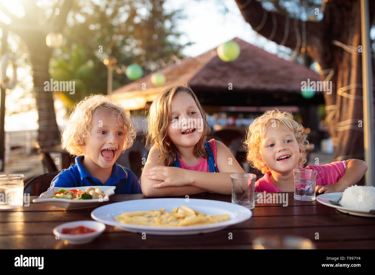 Family eating by pool holiday table hi-res stock photography and images ...