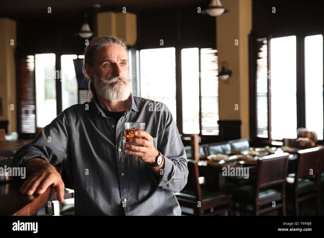 Old irish man in pub hi-res stock photography and images - Alamy