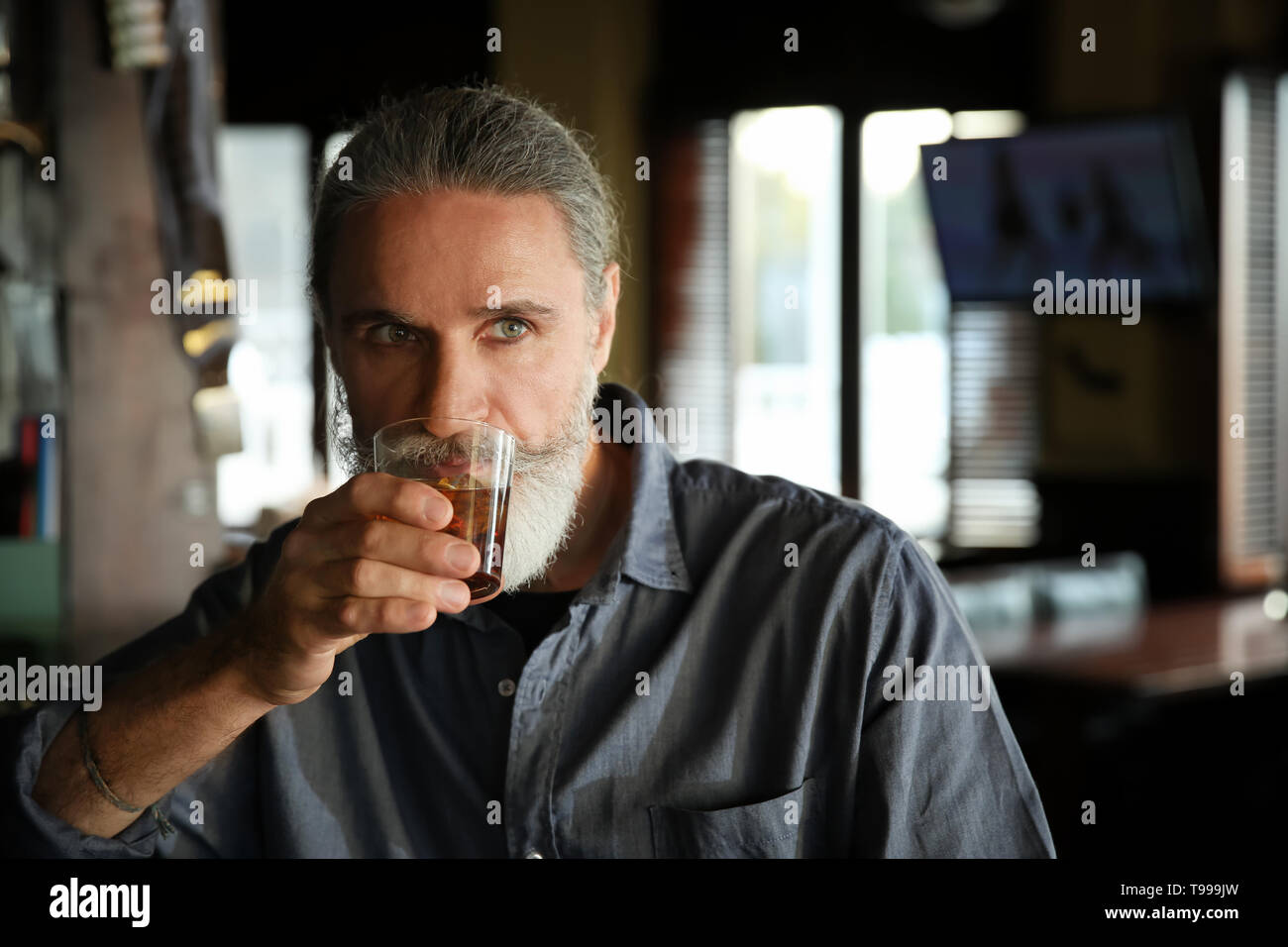 Old irish man in pub hi-res stock photography and images - Alamy