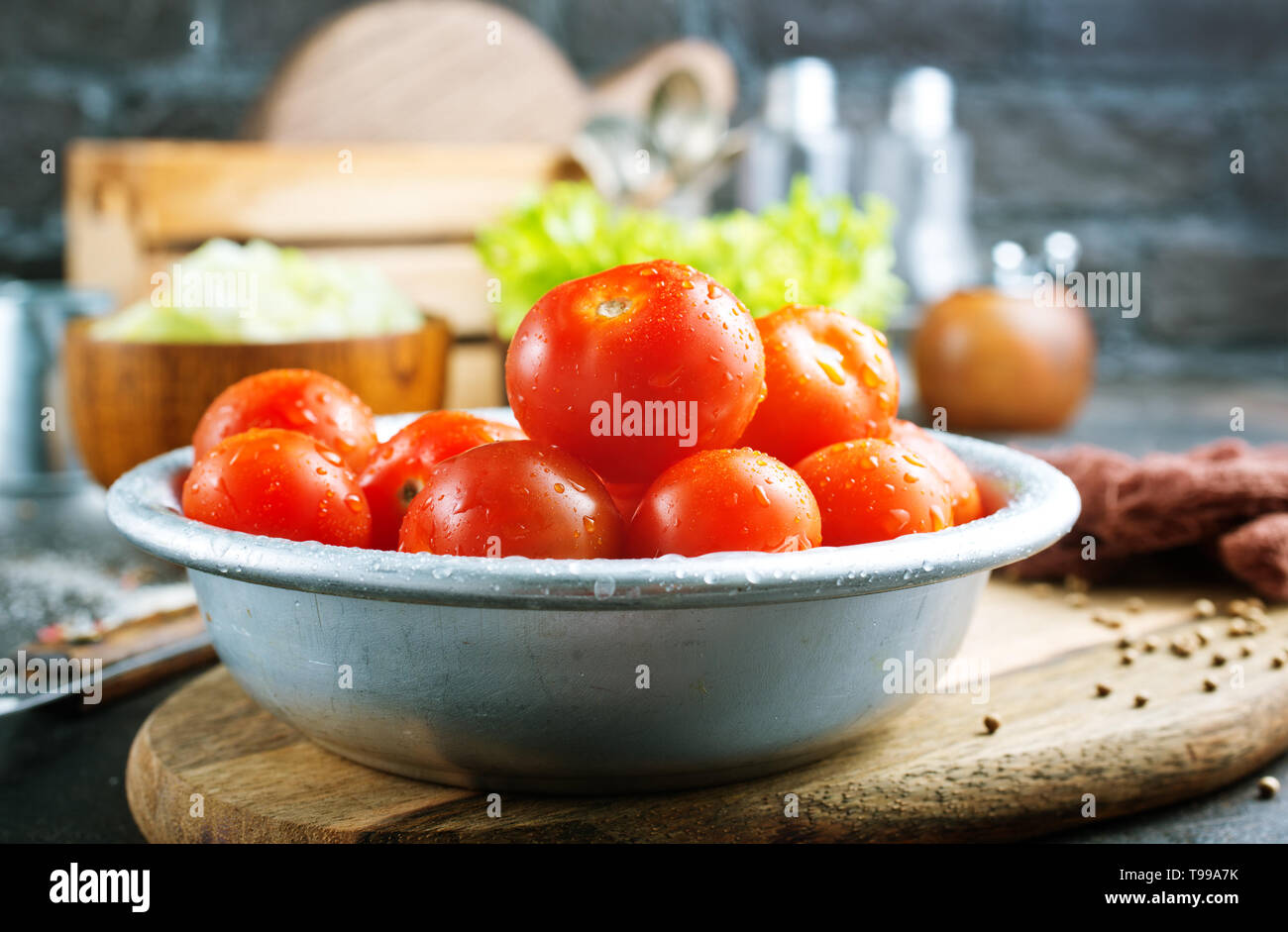 Wicker bowl red tomatoes hi-res stock photography and images - Alamy