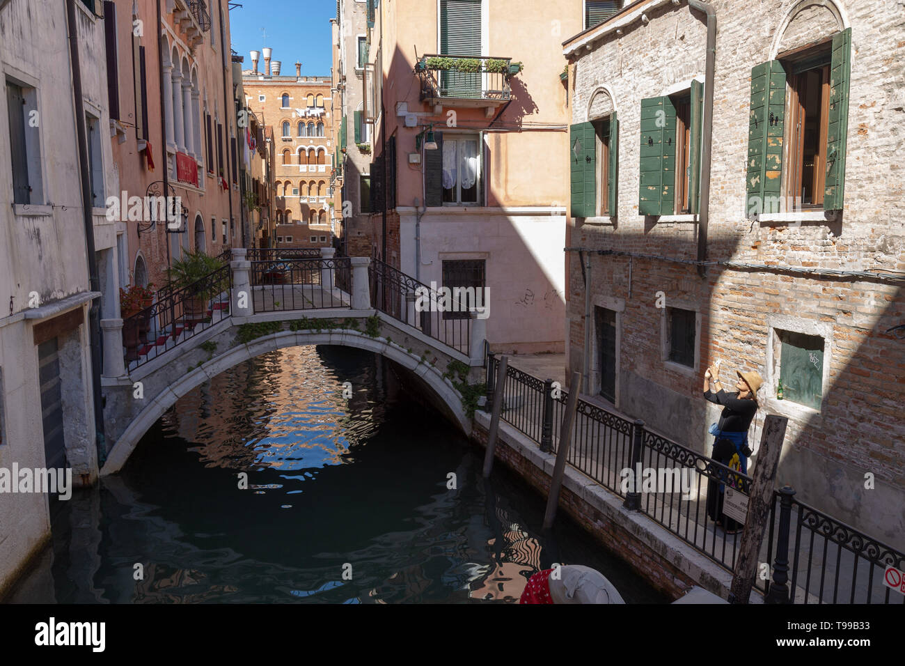 Footpath Bridge in a narrow Canal and the typical Venetian architecture ...