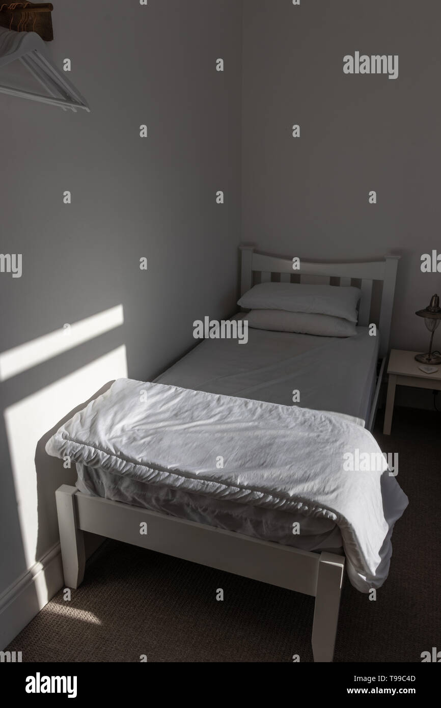 A single bed in a bedroom Stock Photo - Alamy
