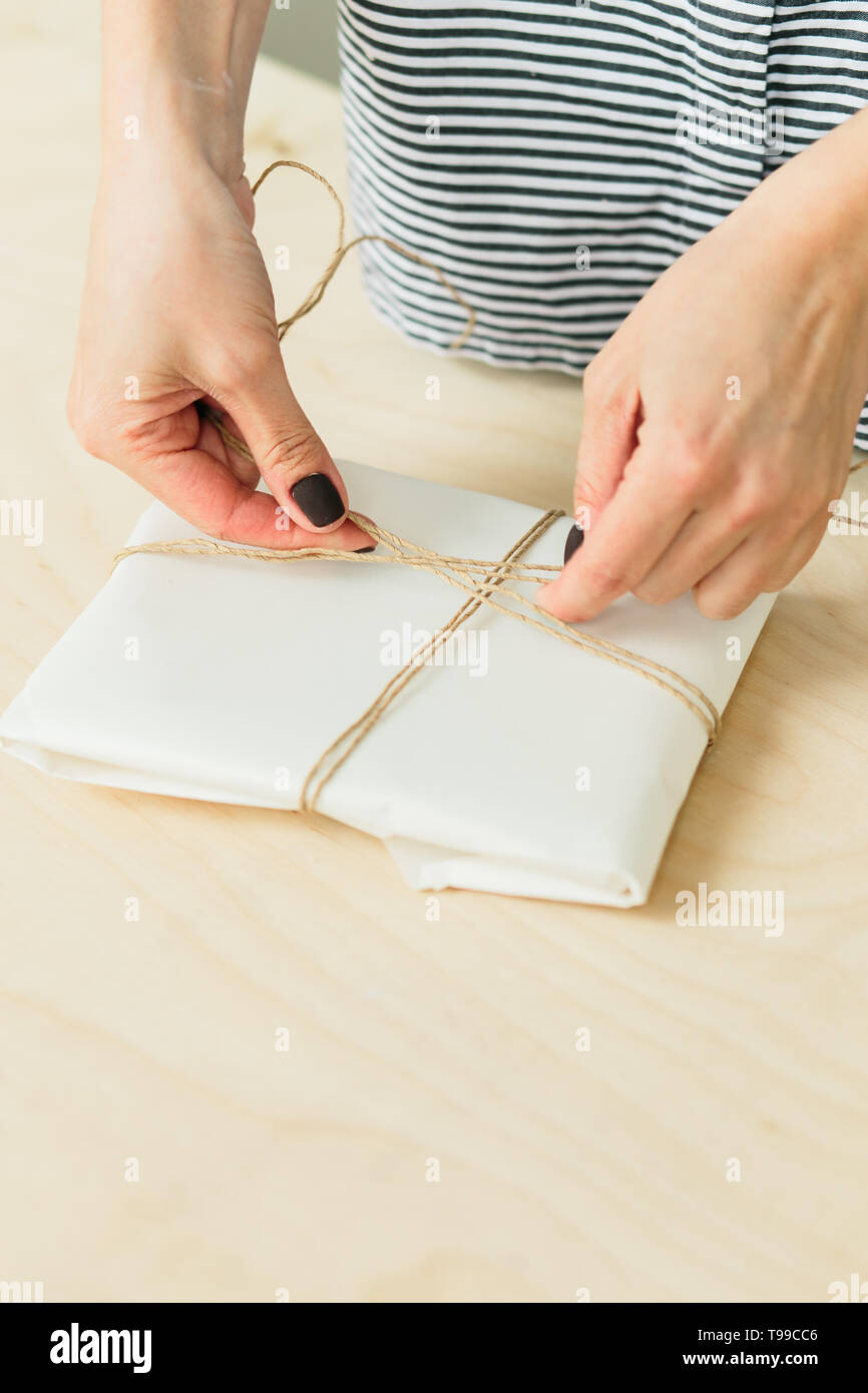 Packs a gift hi-res stock photography and images - Alamy