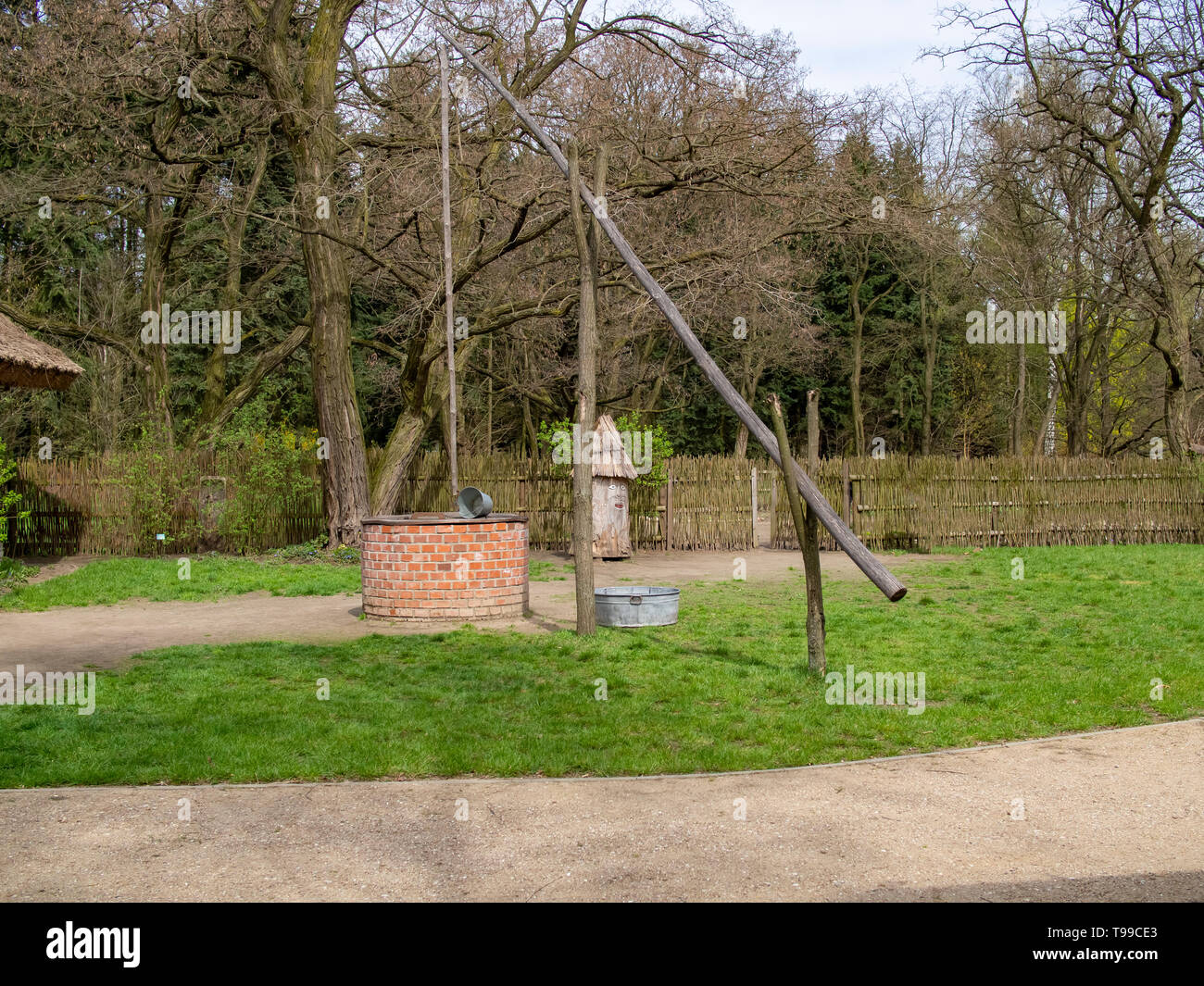 Village water well icon hi-res stock photography and images - Alamy