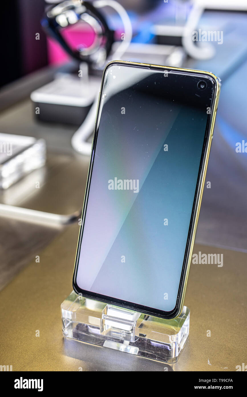 Mobile phone exhibition hi-res stock photography and images - Alamy