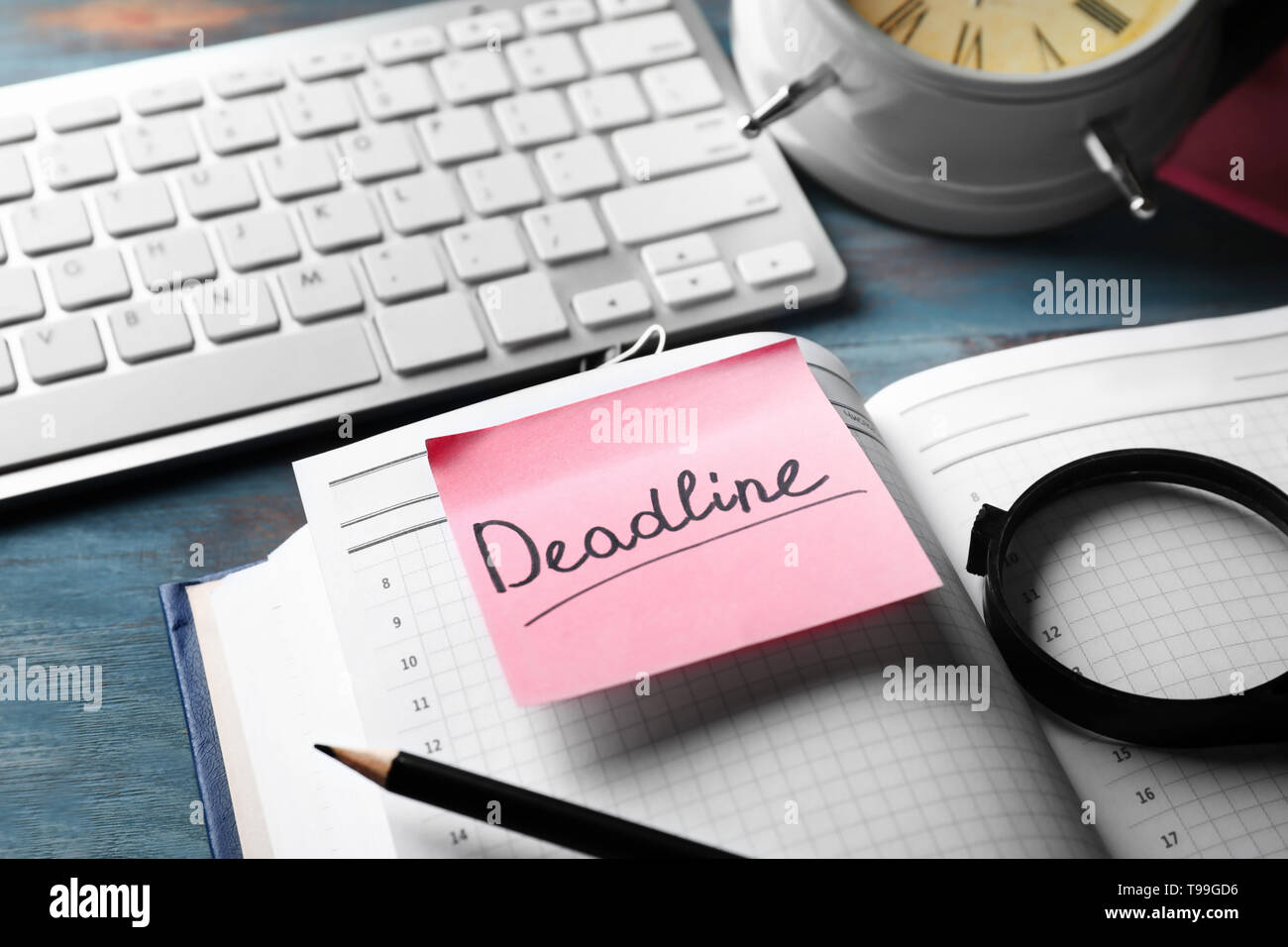 Magnifying glass sticker hi-res stock photography and images - Alamy