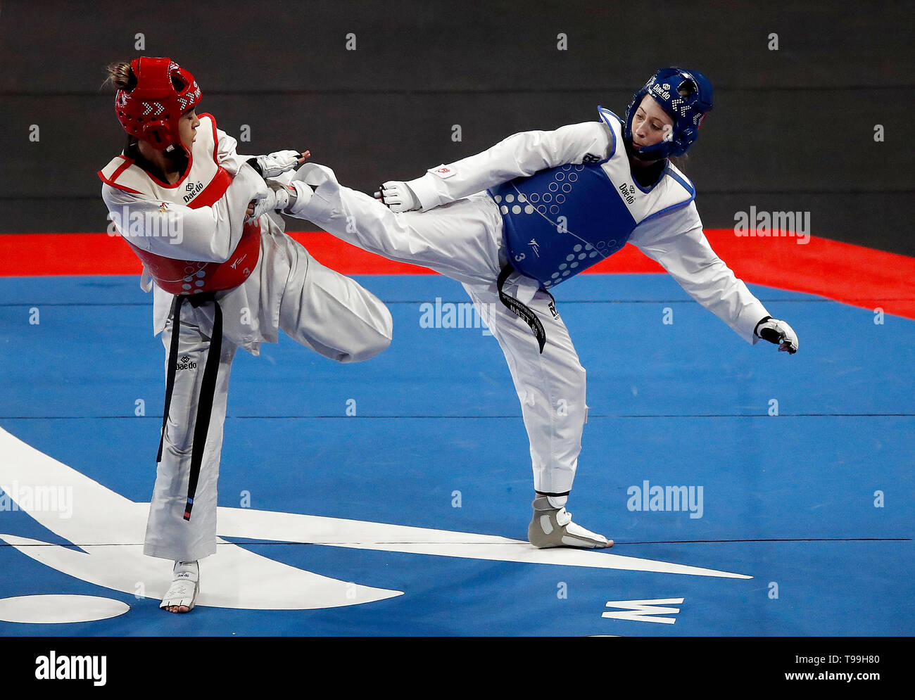 Great Britain's Jade Jones (right) on her way to winning her Round of ...