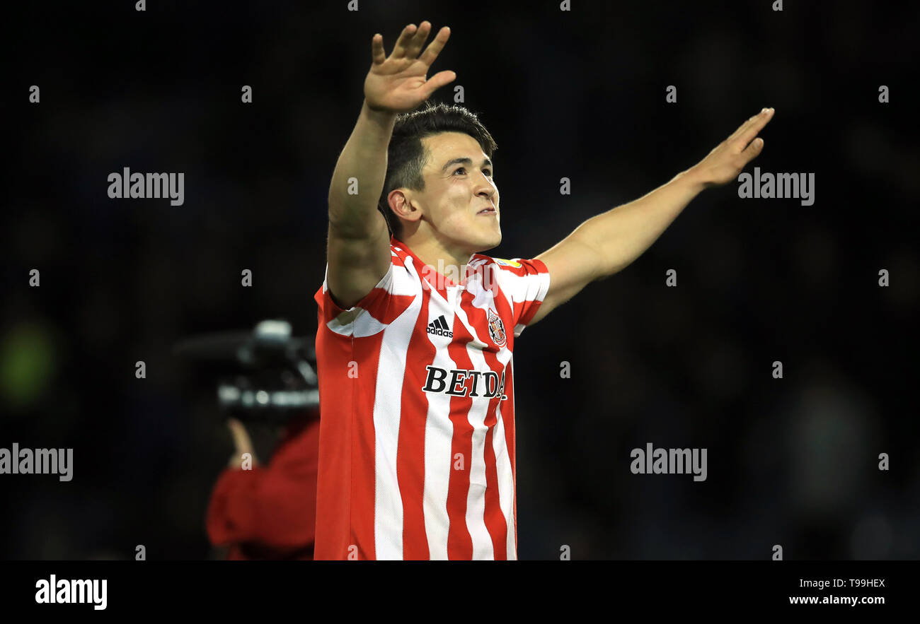 Sunderlands luke onien celebrates hi-res stock photography and images ...