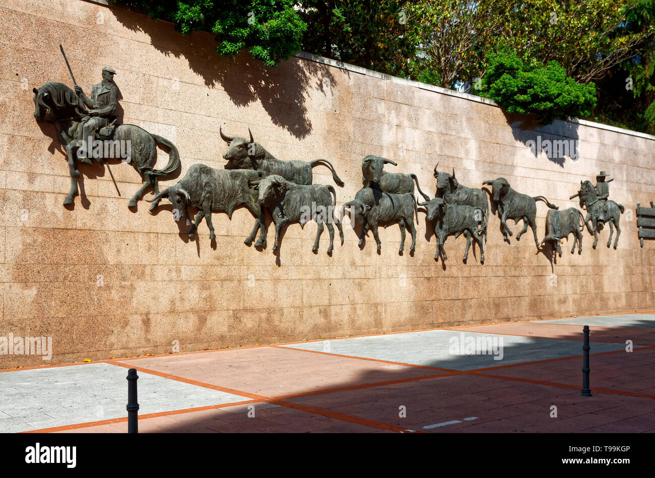 Bulls sculpture hi-res stock photography and images - Alamy