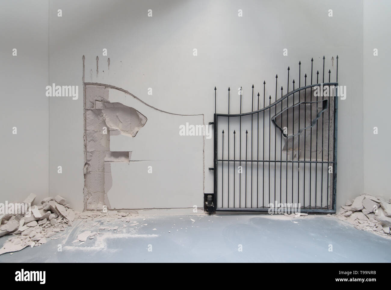 Swinging metal gate hi-res stock photography and images - Alamy