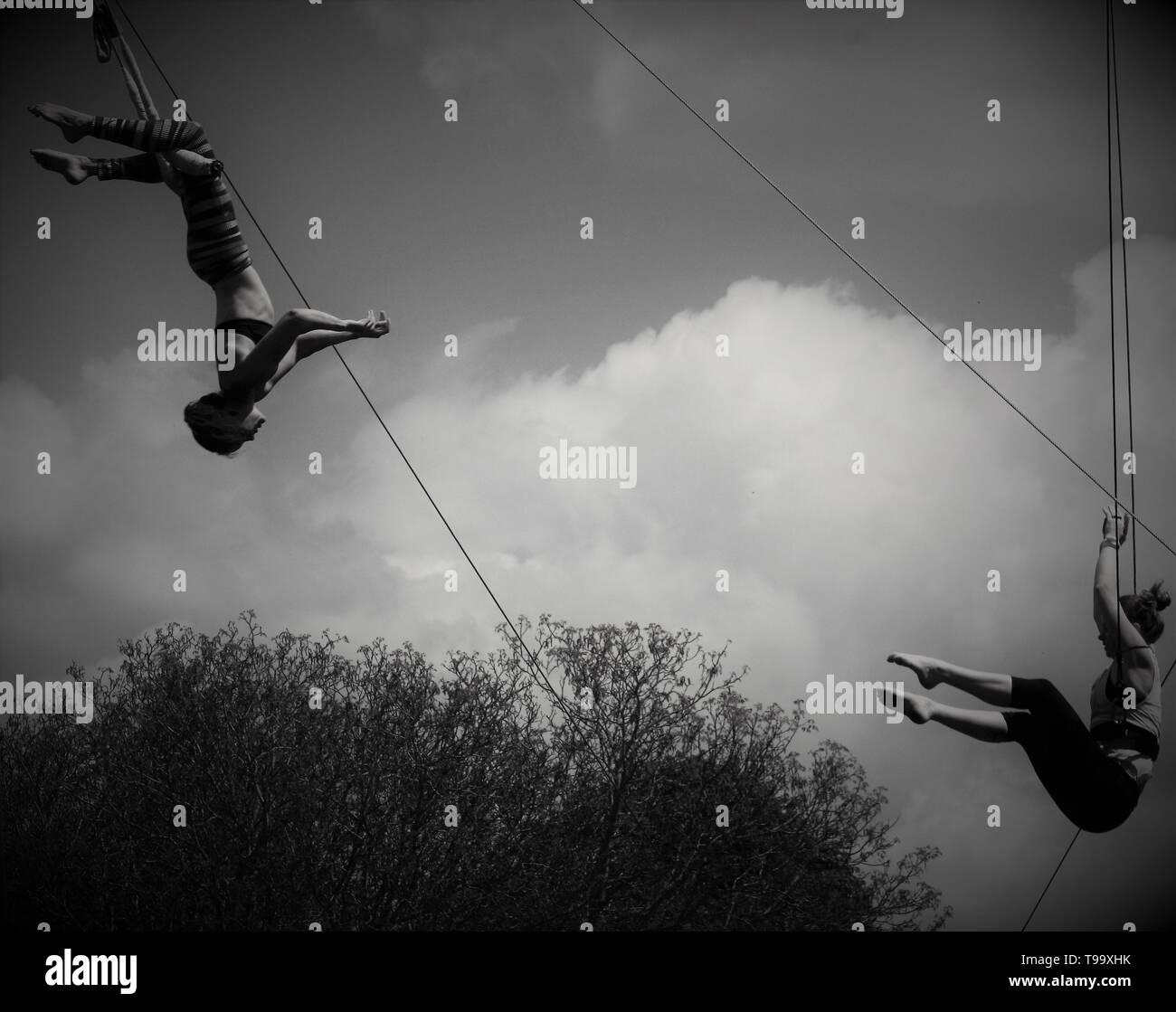 Trapeze catching hi-res stock photography and images - Alamy