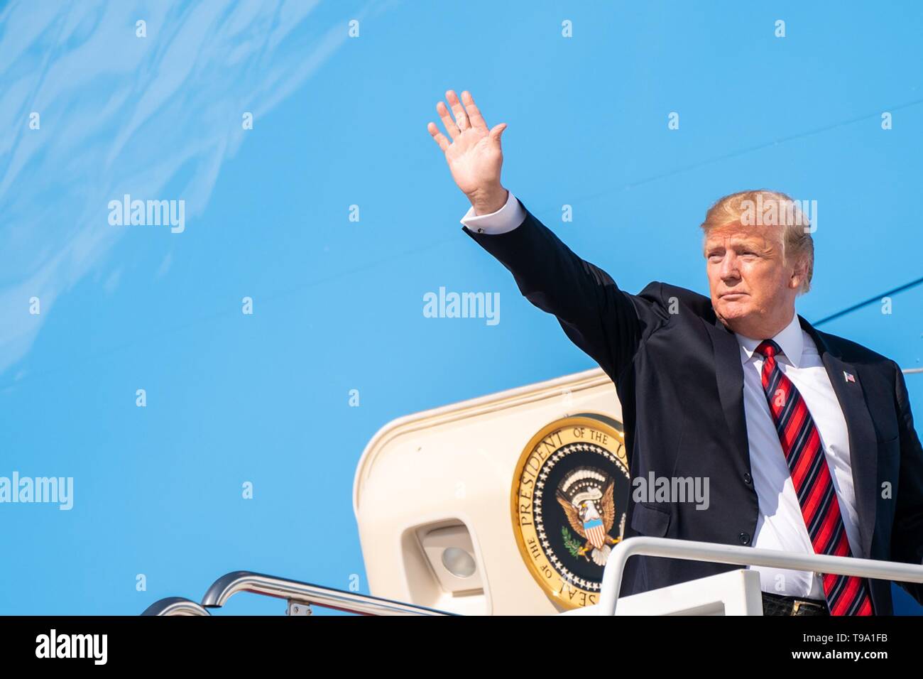 Donald trump waves hi-res stock photography and images - Alamy