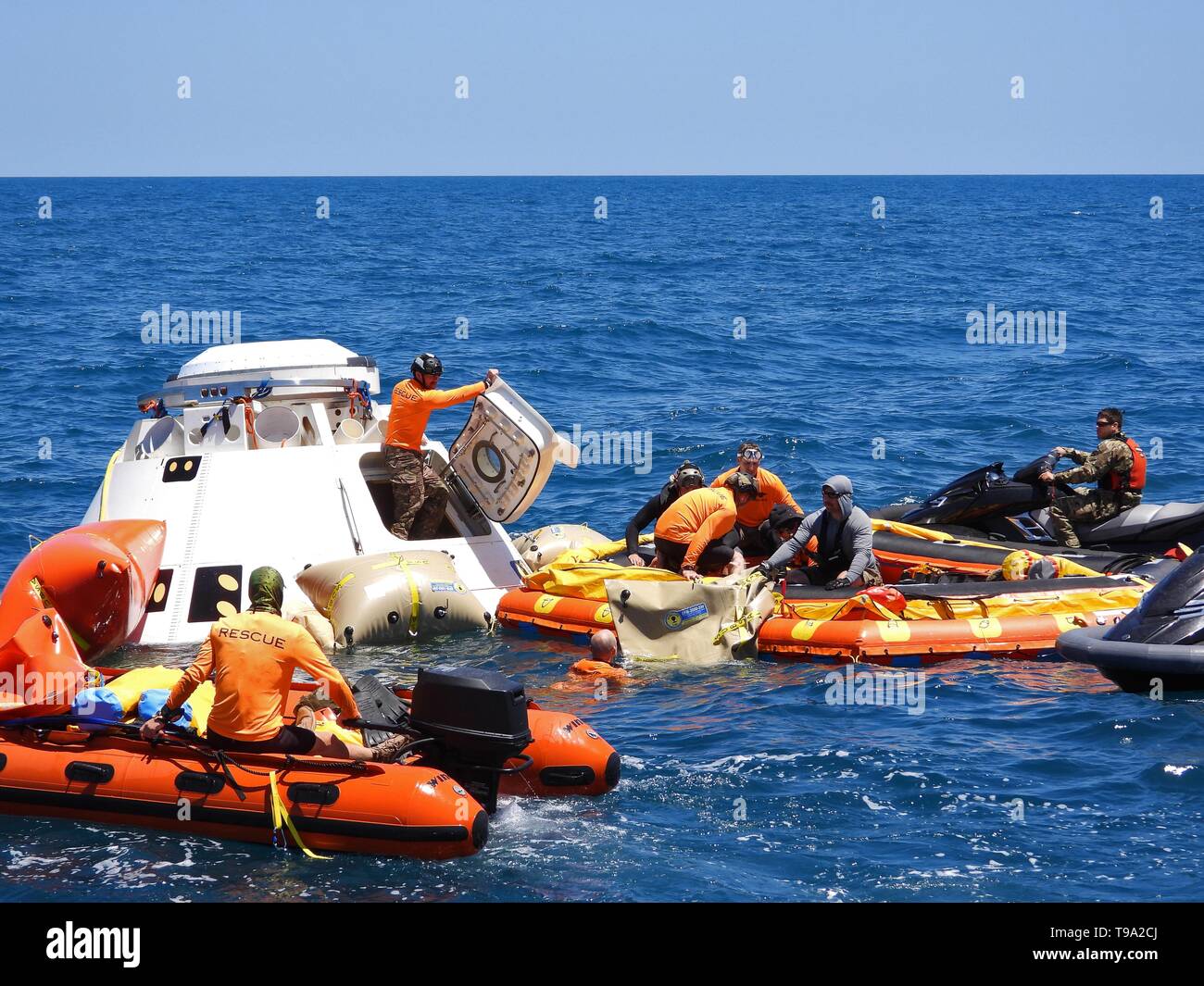 Splashdown hi-res stock photography and images - Alamy