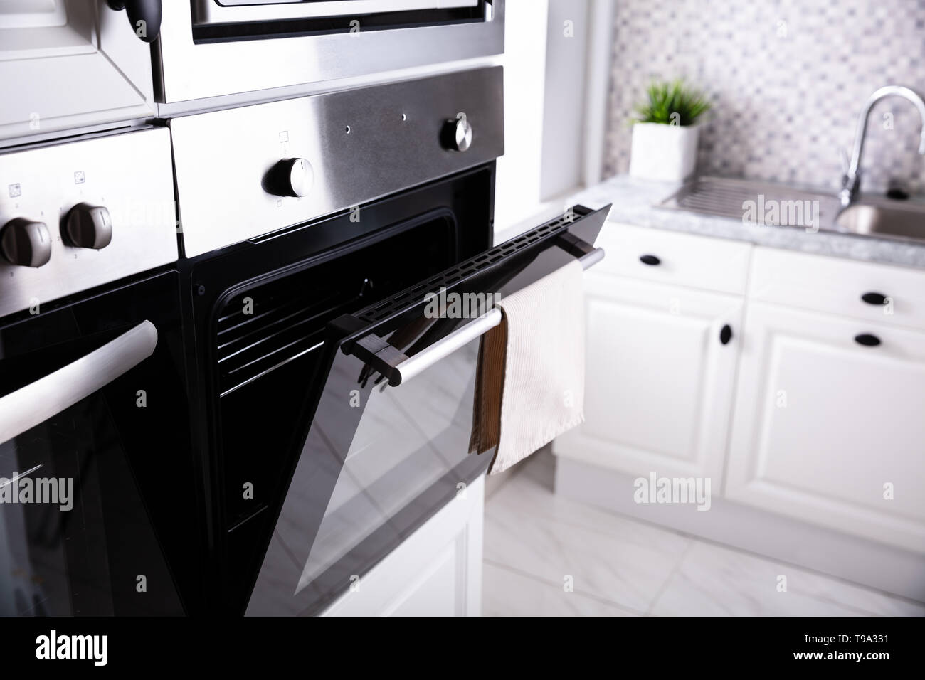 Electric oven hi-res stock photography and images - Alamy