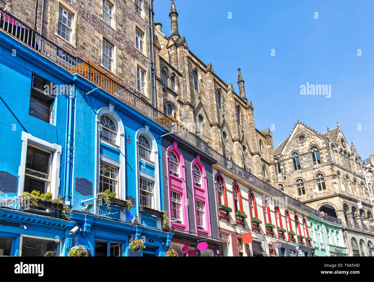 Victoria street at night edinburgh hi-res stock photography and images ...