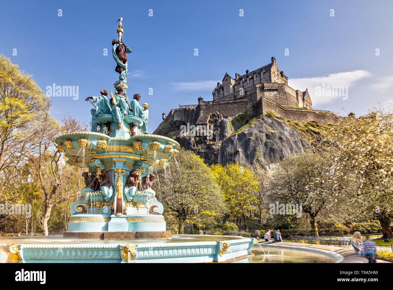 Ross Fountain and Edinburgh Castle in Edinburgh , Scotland Stock Photo ...