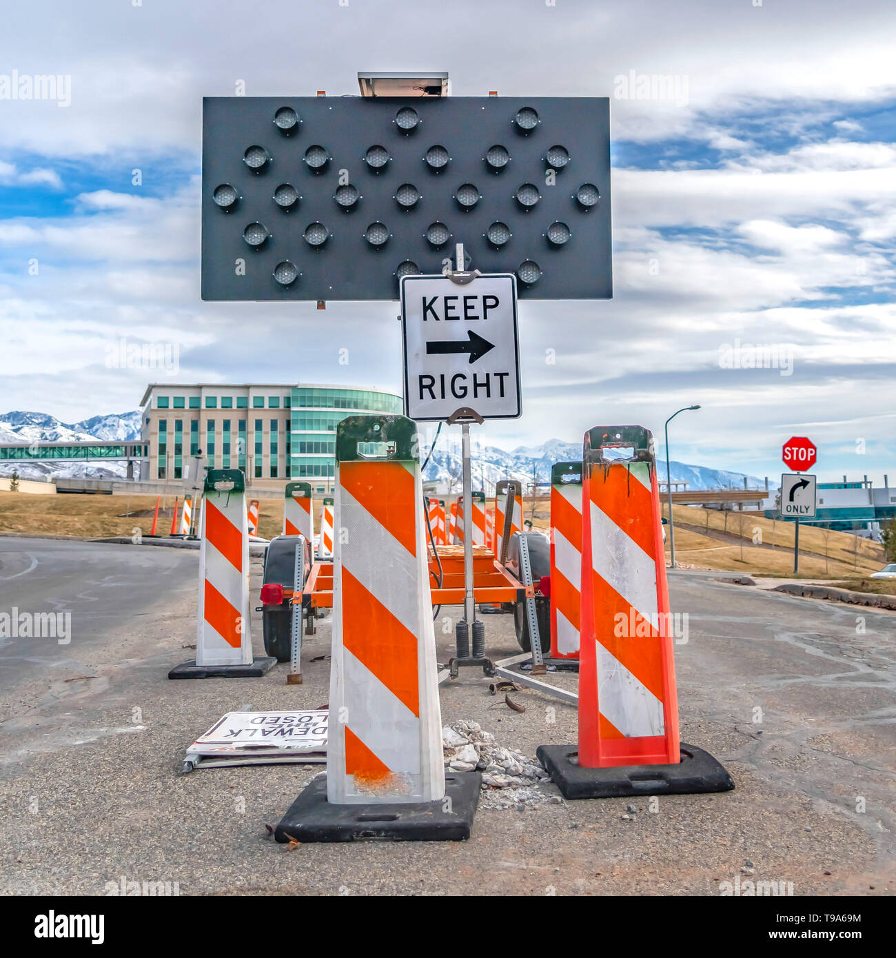Traffic sign arrow keep right hi-res stock photography and images - Alamy