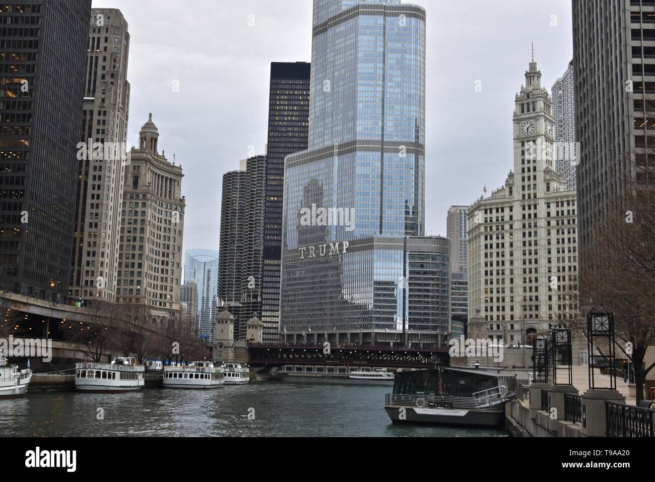 Chicago riverwalk side river hi-res stock photography and images - Alamy