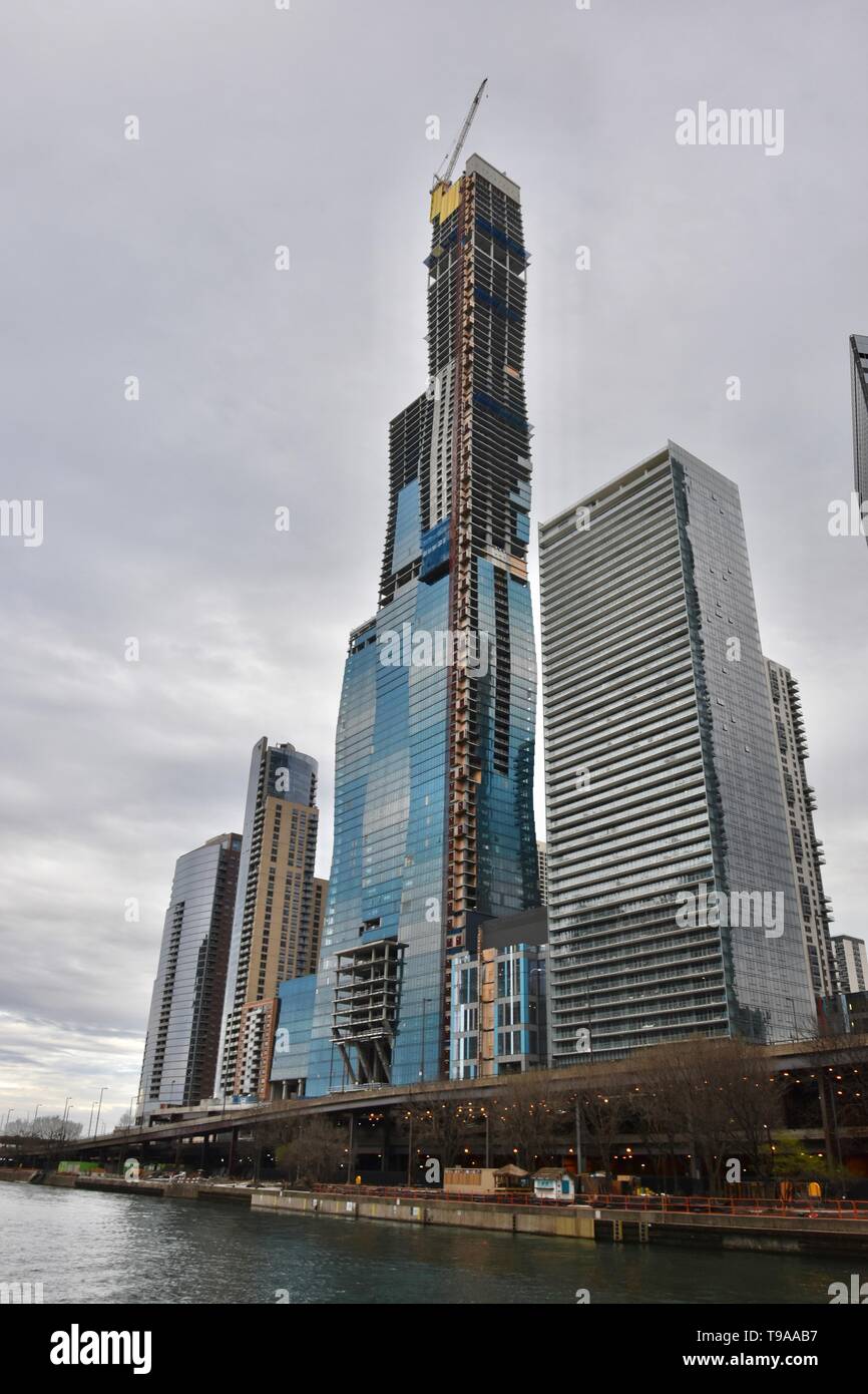 Vista Tower, the third tallest tower in Chicago, under construction ...