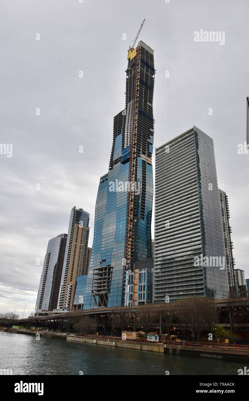 Vista Tower, the third tallest tower in Chicago, under construction ...