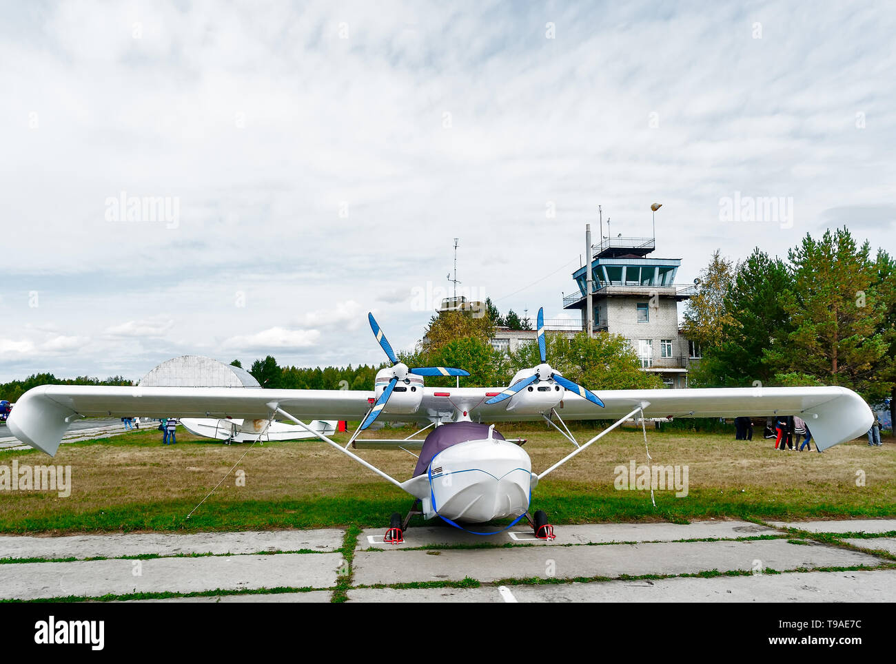 Airplane standing wing hi-res stock photography and images - Alamy