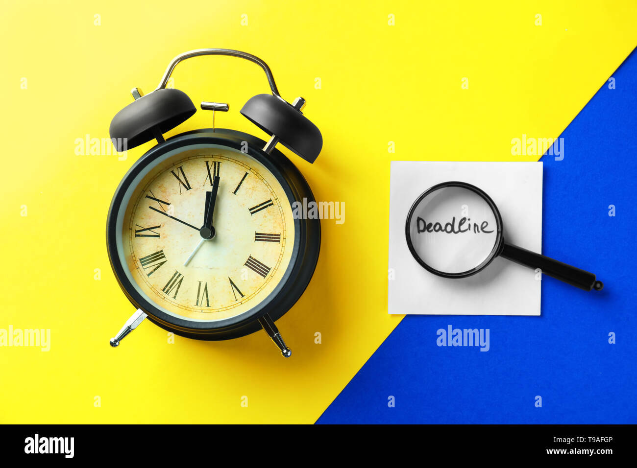 Clock magnifying glass hi-res stock photography and images - Alamy