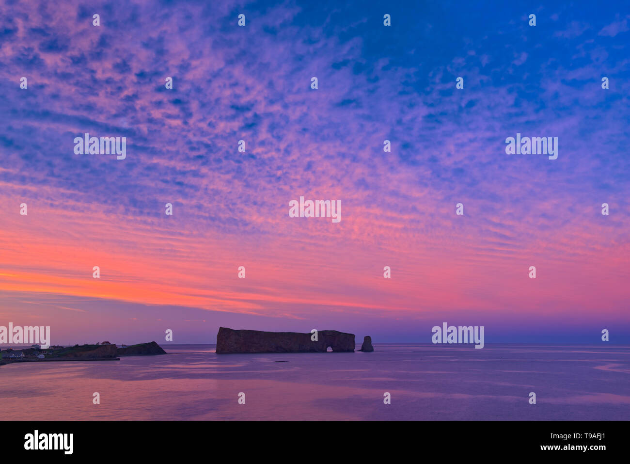 Le Rocher Percé or Percé Rock in the Atlantic Ocean at sunset Percé ...