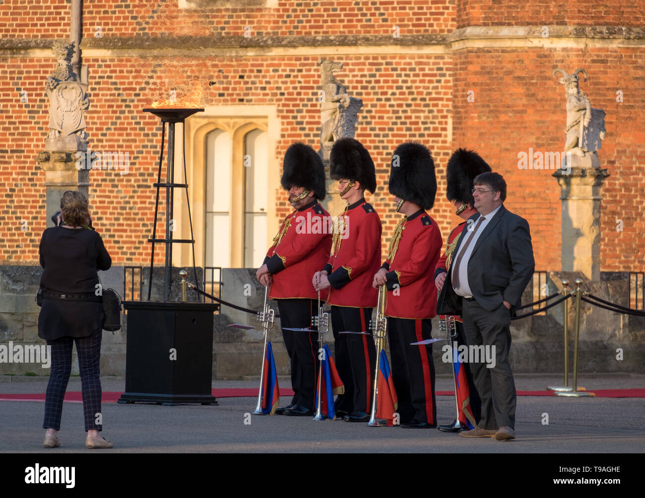 bearskin hat beefeater guards Stock Photo - Alamy
