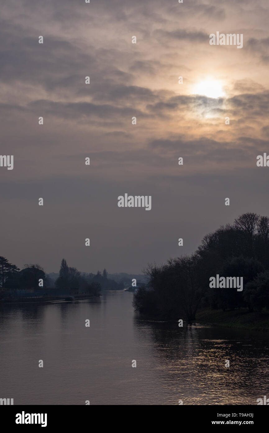 river thames at hampton court Stock Photo - Alamy