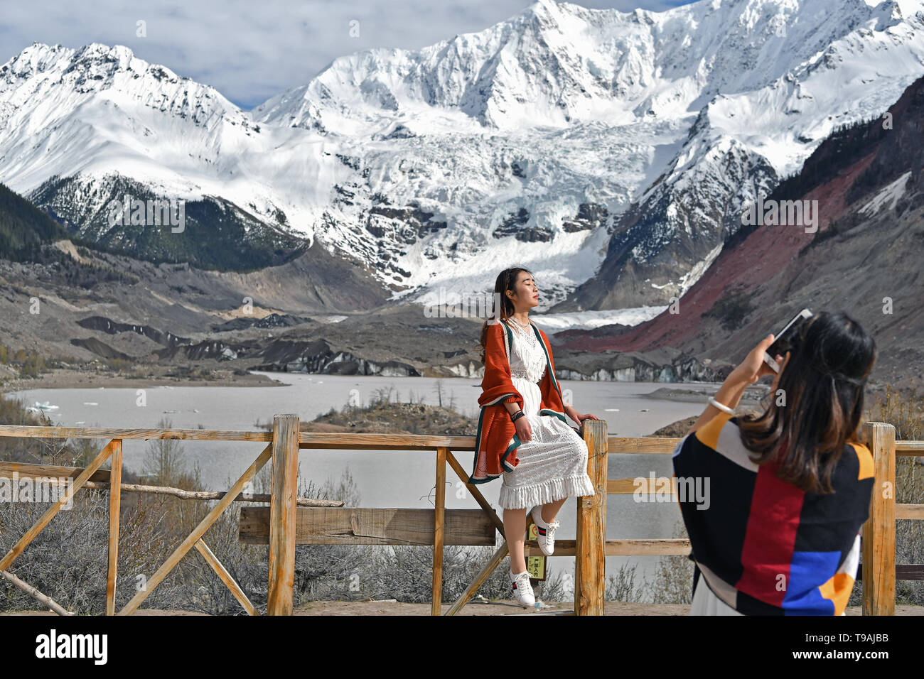 Bomi, China's Tibet Autonomous Region. 16th May, 2019. Visitors are ...