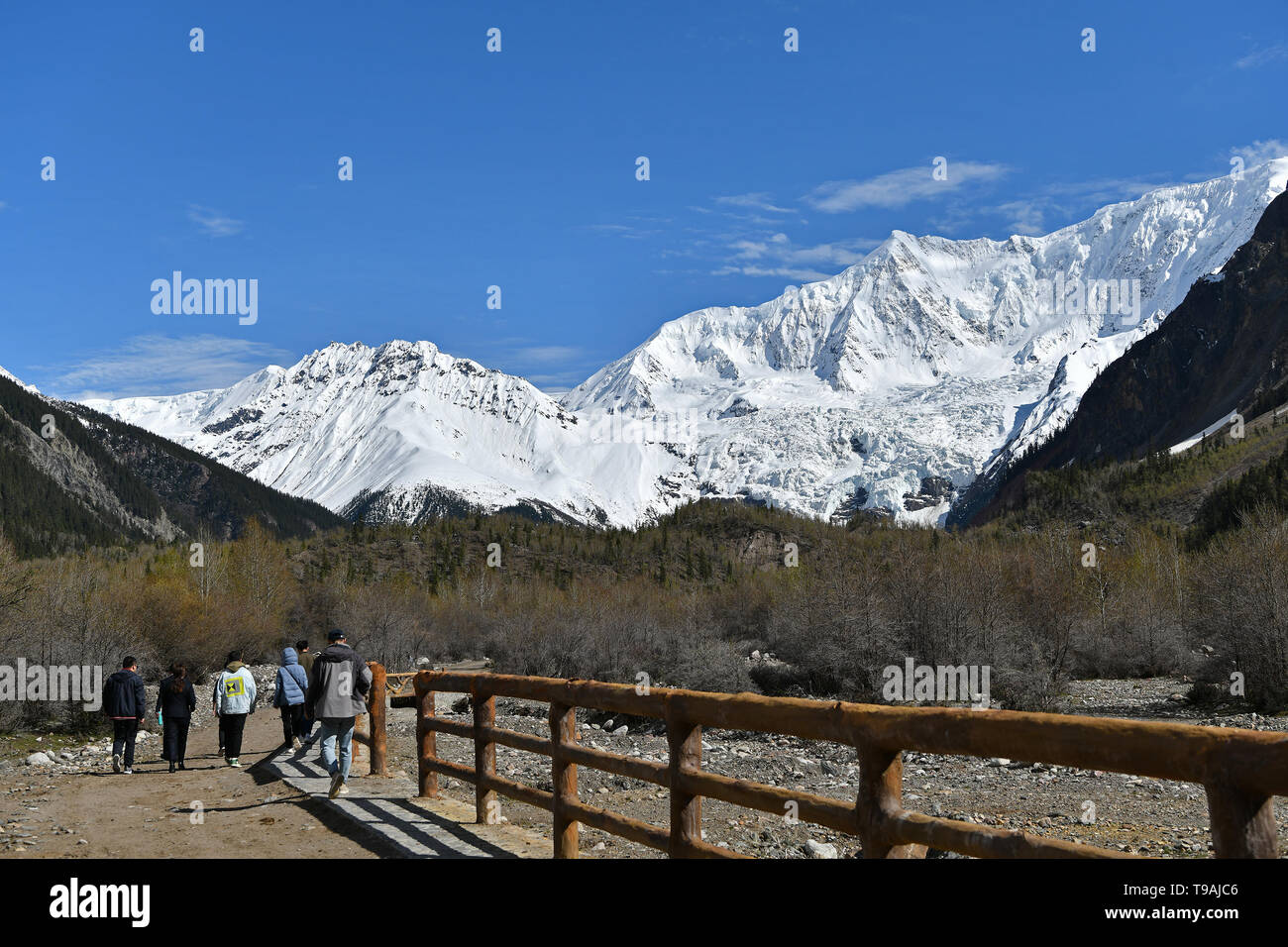 Bomi, China's Tibet Autonomous Region. 16th May, 2019. Visitors are ...