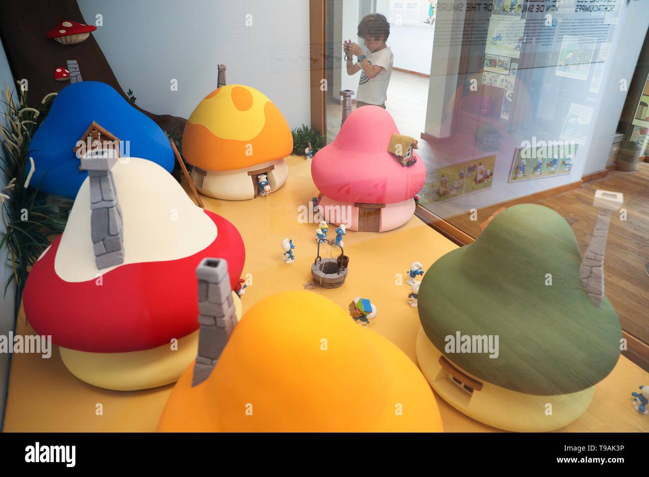 Beijing, Belgium. 12th Aug, 2018. A child takes photos of the Smurfs ...