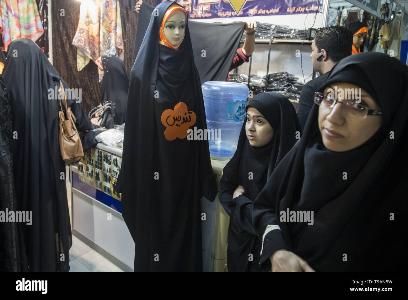 Tehran, Tehran, Iran. 16th May, 2019. Iranian women and a girl shop for ...
