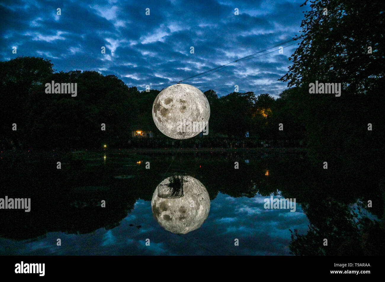Show me the moon hi-res stock photography and images - Alamy