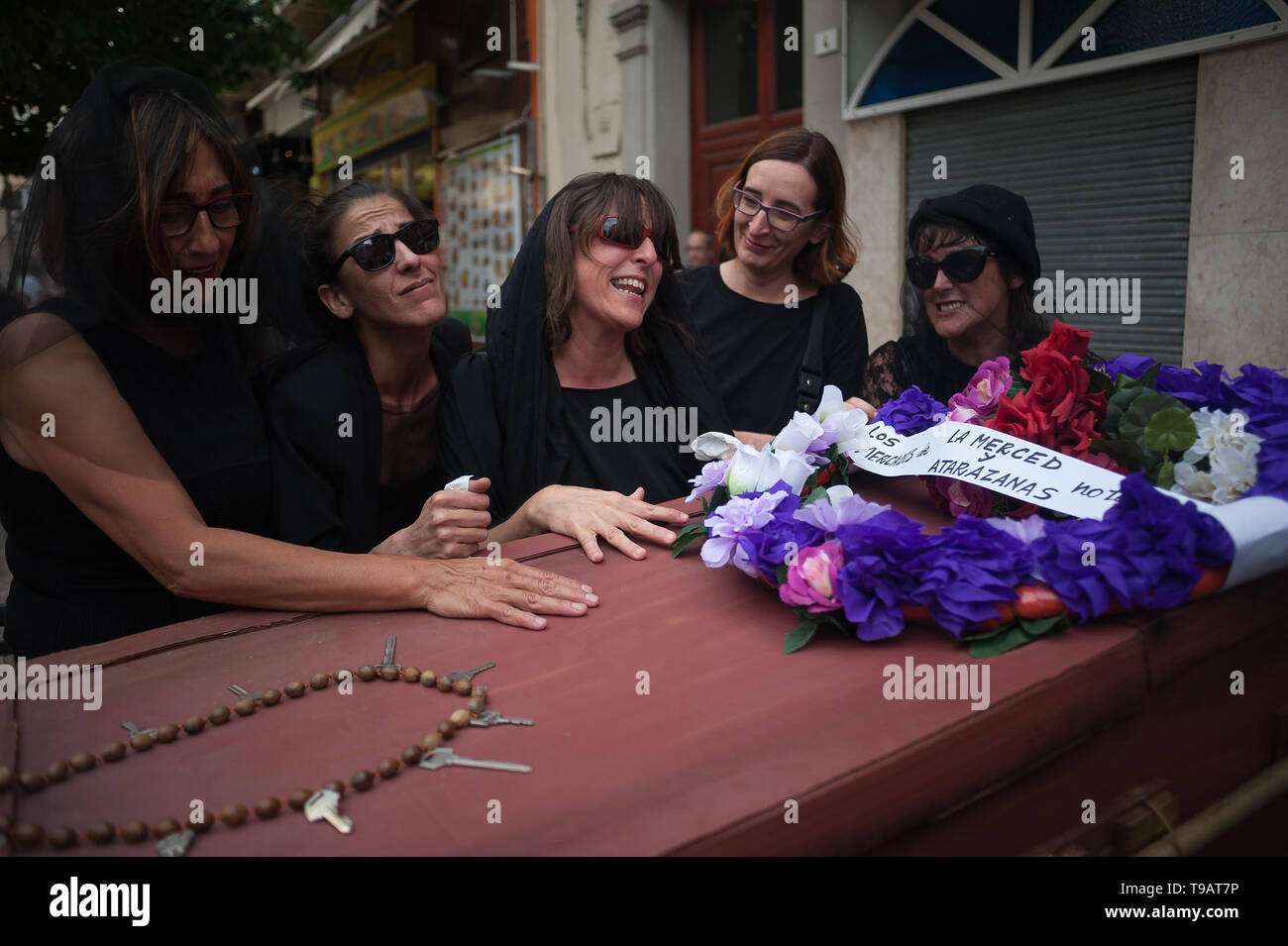 Coffin crying mourning hi-res stock photography and images - Alamy