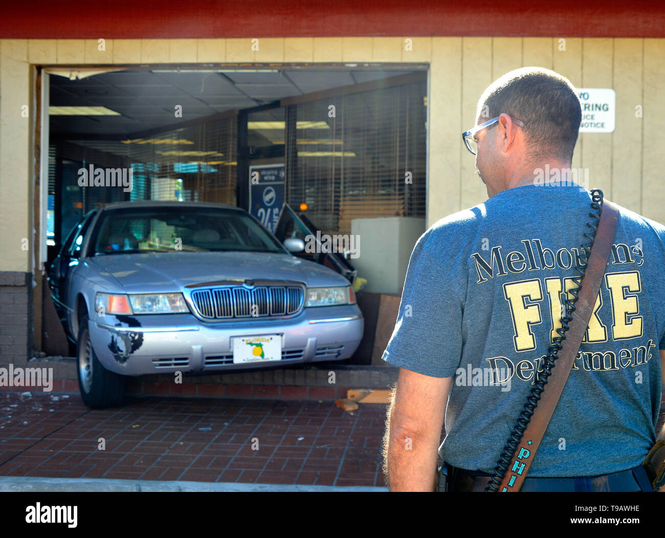 Car backing out of a building hi-res stock photography and images - Alamy